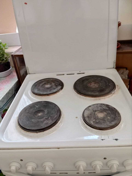 Электроплита indesit  бу в отличном состоянии. горелки заменены
