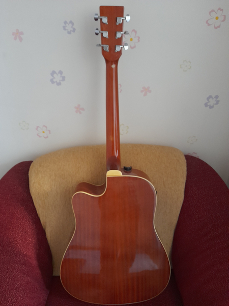 41 razmerli Akustik gitara. Homage