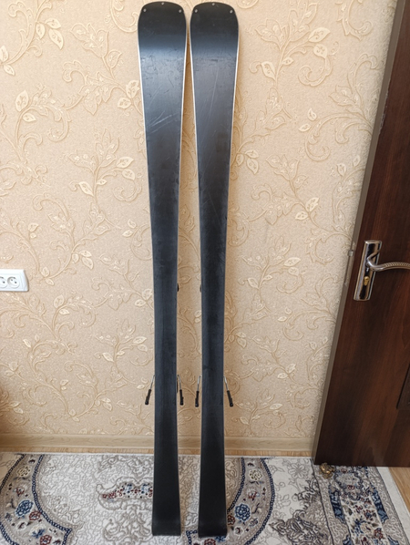 Лыжи Rossignol в комплекте.