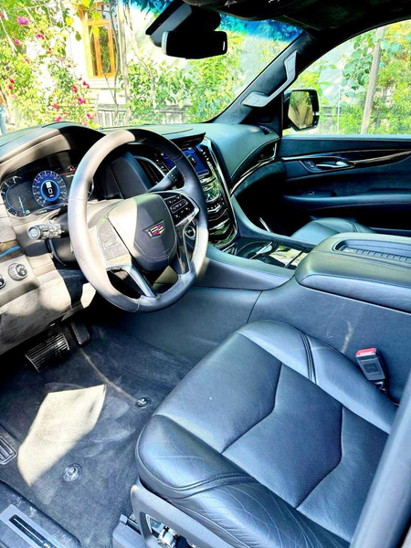 cadillac escalade sotiladi