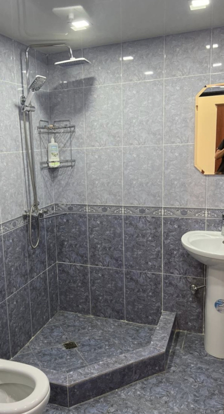 Срочно продаётся дом  вдоль реки БОЗСУ в центре Кибрая .