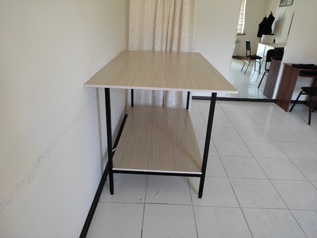 Bichuv stoli sotiladi. Holati a'lo darajada