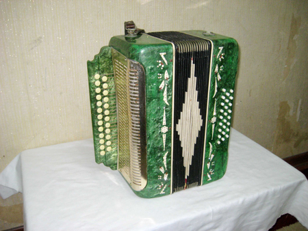 Баян отличном рабочим  играющим состоянии!