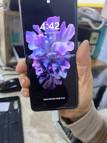 Samsung Galaxy Z Flip память 256. нархи 1,500.000 сумм