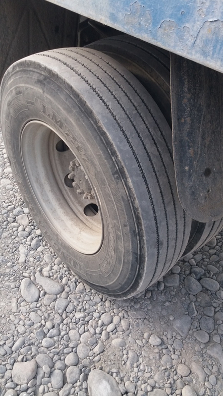 Zil 130 pritsepi bilan srochni sotiladi