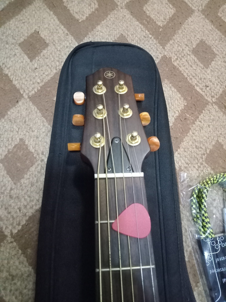 Yamaha SLG 110s gitara komlekt sotiladi ideal holatda