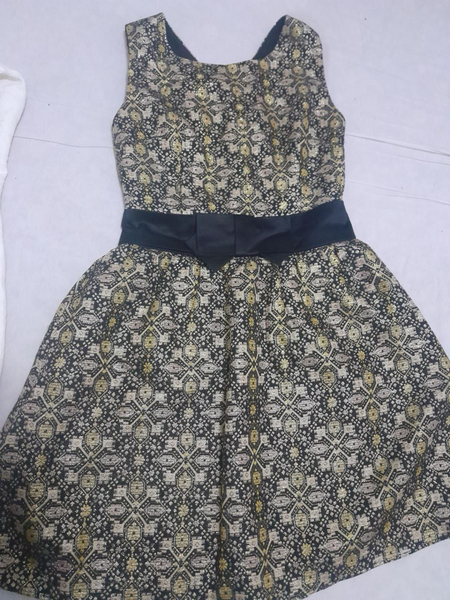 Kiyimlar sotiladi