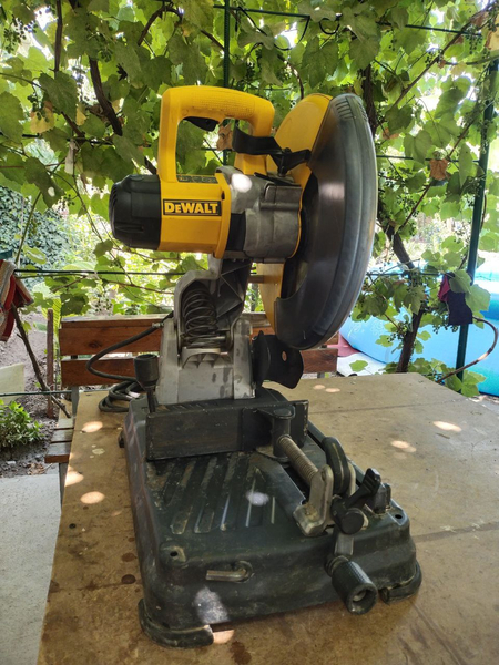 Труборез DeWalt в хорошем состоянии.