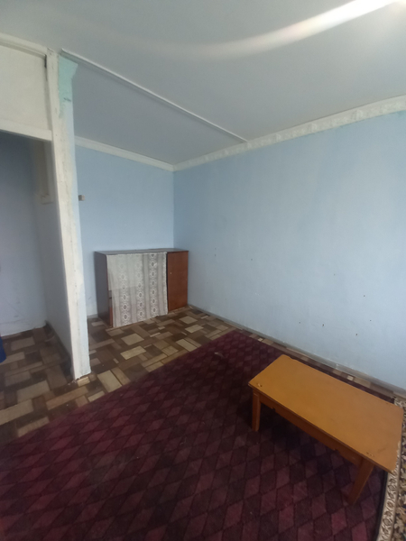 Срочно продаётся 1 ком квартира  в чирчике 1 этаж 4 мкн