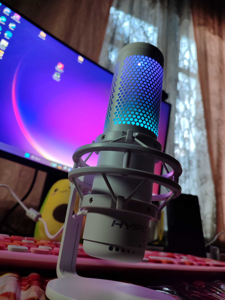 Продаётся микрофон Hyper X Quadcast S white edition