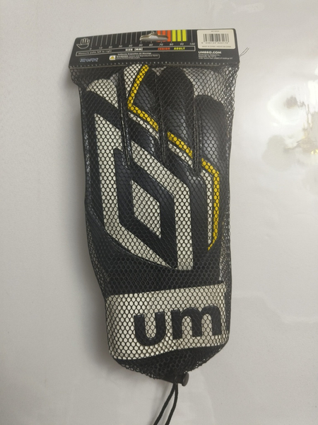 новые вратарские оригинальны перчатки umbro с америки