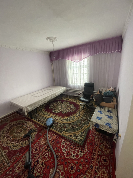 Hovli uy sotiladi Manzil Olmaliq Shaxar 17-maktab tarafda