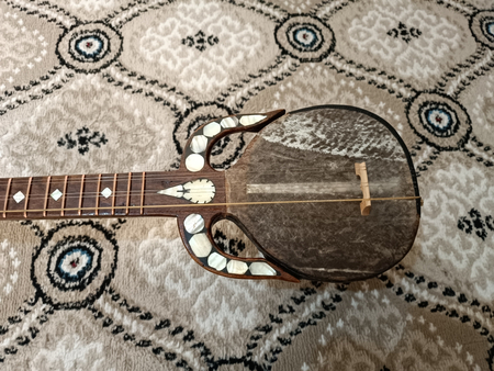 Qashqar rubob sotiladi chexoli bilan