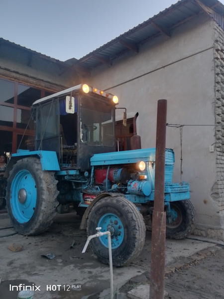 Traktor sotiladi