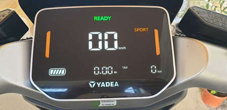 Всесезонный скутер от yadea 2000wat. Cruise control.