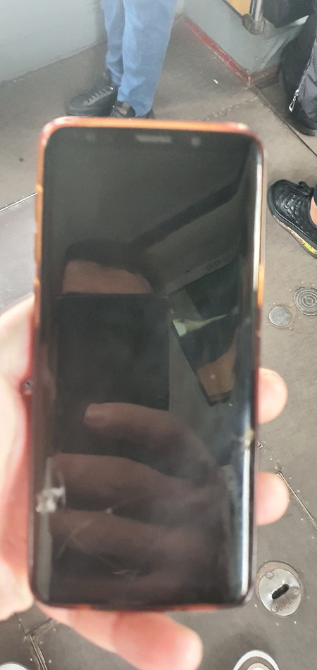 Продам samsung s9 4/64 маленькое чёрное пятно есть работе не мешает