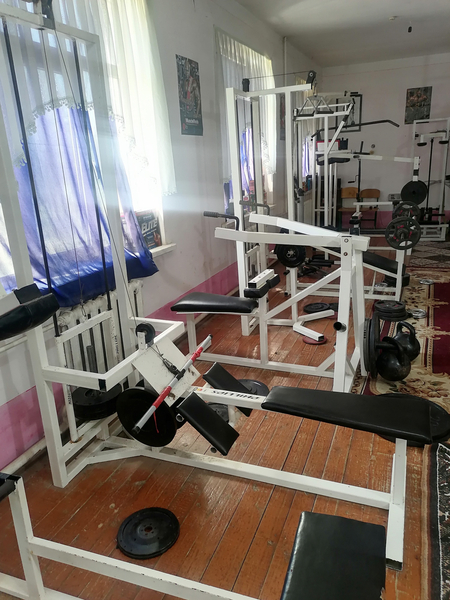 Trinajorniy zal jizohzlari sotiladi