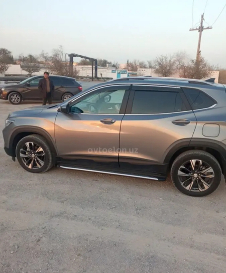 Chevrolet Tracker 3 pozitsiya Kraskasi toza Probeg 35000 mokriy asfalt