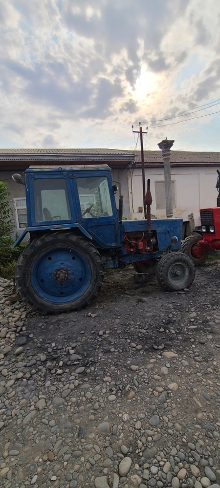 Traktor sotiladi