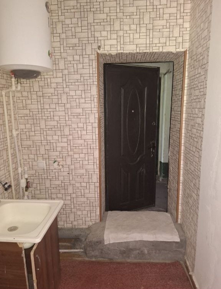 СРОЧНО ПРОДАЕТСЯ Чирчик ш. 9 м/н АТС йул юзи Малосемейка дом 1х 18 м²