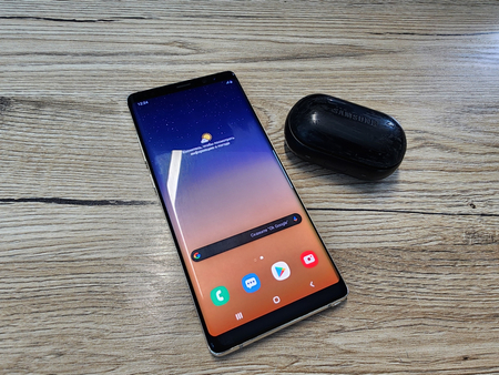Продам galaxy note 8 и наушники в хорошем состоянии