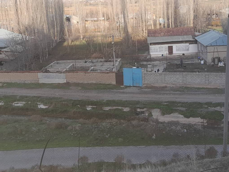 Уй участка сотилади 50сотик газ свет сув бор