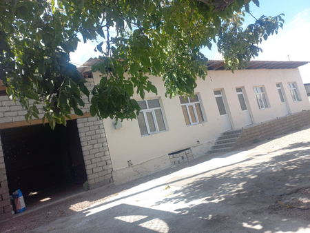 Hovli sotiladi srochna arzon 4 yarim sotix 3 xona