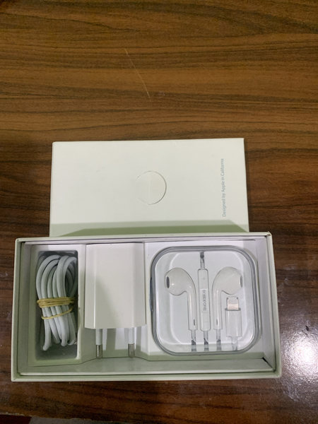 Iphone 5  sotiladi steklosi singan