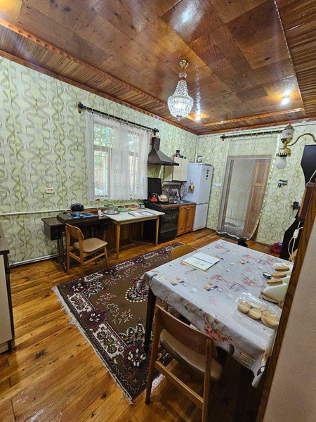 Срочно на Бадамзар махалле продаётся дом.