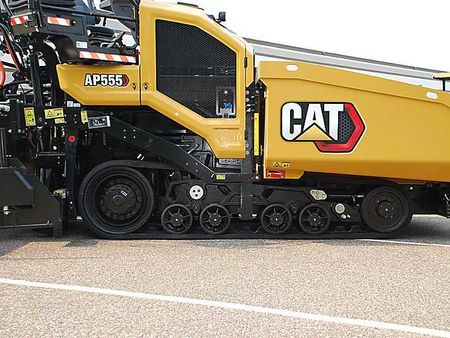 Асфальтоукладчик Cat AP 555F