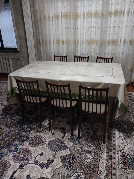 Большой стол в гостиную