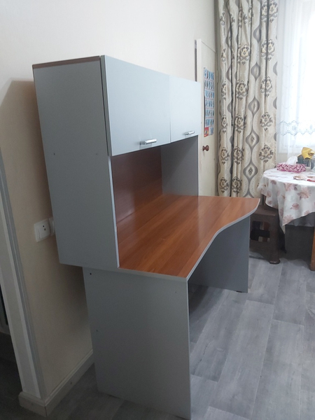 Продаётся письменный  стол. 1.30