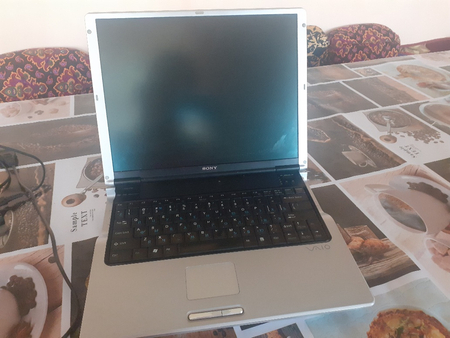 Ноутбук Sony Vaio srochno sotiladi