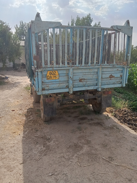 Traktor 28 sotiladi pamplek