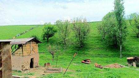 Ер сотилади 52.сотик 5 хона уйи бн кадастри бор Паркент рн Юзуруг