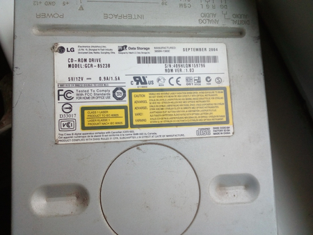 В наличии CD-ROM -отлично читающий CD-диски-торг уместен...