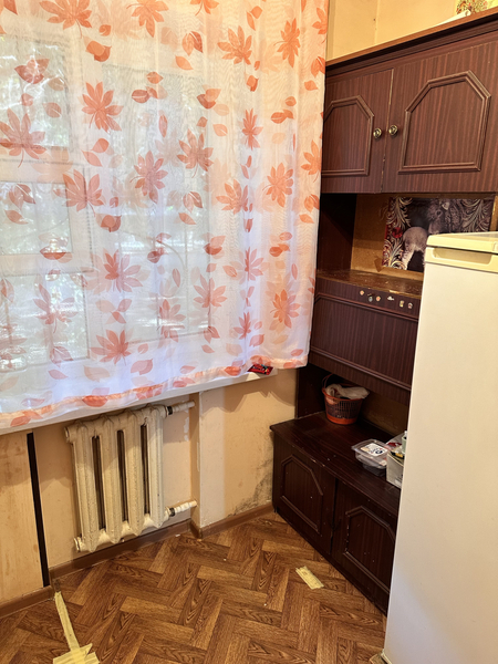 Продается однокомнатная квартира , своя. В первом микрорайоне ,