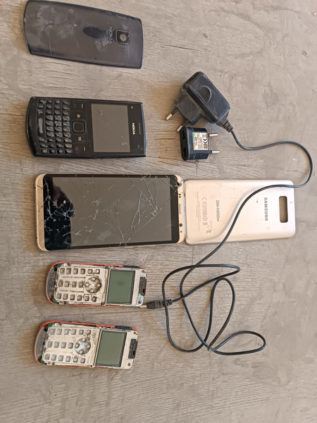 Telefonlar sotiladi