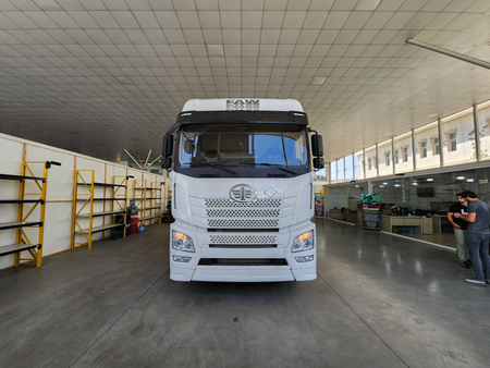 Седельный тягач FAW JH6 4x2 CNG пневмоподушка.