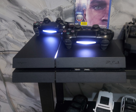 Продам срочно Sony PlayStation 4