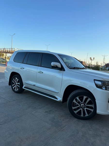 Tayota land cruiser 200