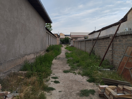 hovlini yarimi 2.5 sotigi sotiladi