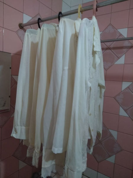 Рубашки женские белые.