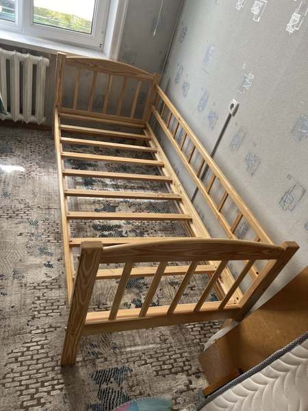 Кровать с полками