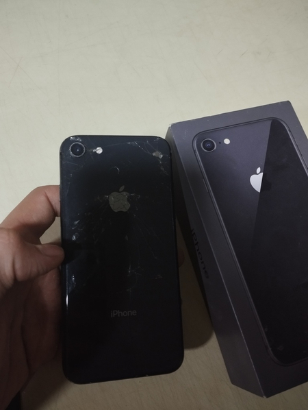 iPhone 8.        .