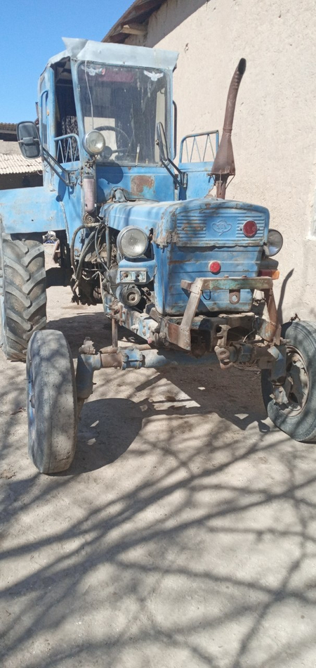 Traktor sotiladi