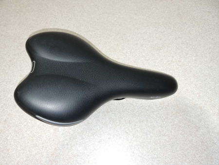 Продам велосипедное седло Selle Royal Ariel  в комплекте с фарой