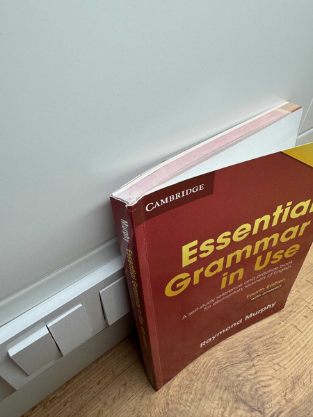 Учебник Murphy Essential Grammar in Use (красный Мерфи), как новый