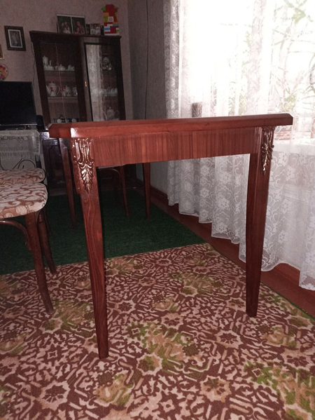 Продается стол со стульями