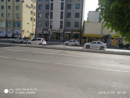 Podval sotiladi eki arend kodakni yon tomonida yulni ustida joylashgan